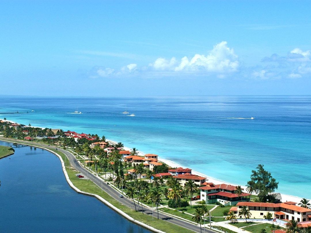 “VARADERO BY BUS” City Tour. Departure from VARADERO