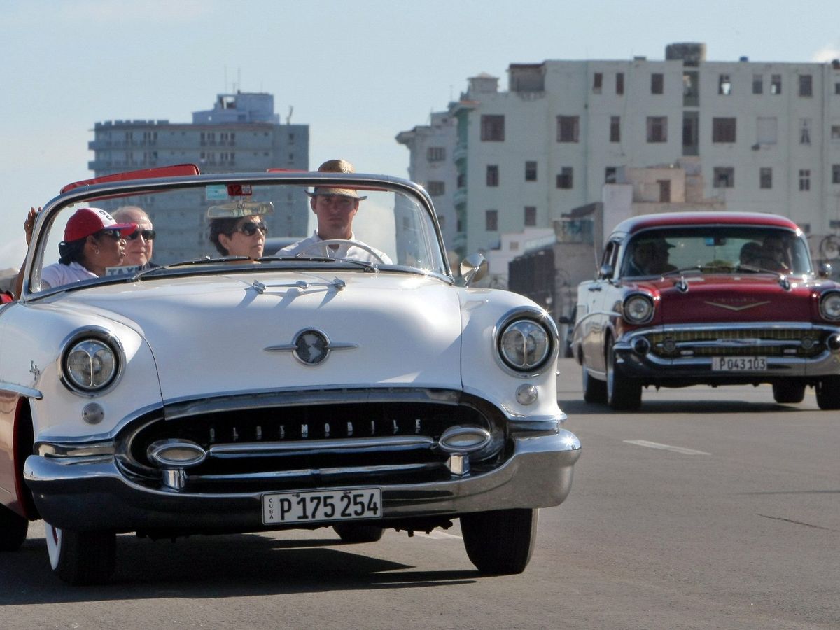 "CANNON SHOT CEREMONY IN AMERICAN CLASSIC CARS (HARD TOP - OPEN TOP ...