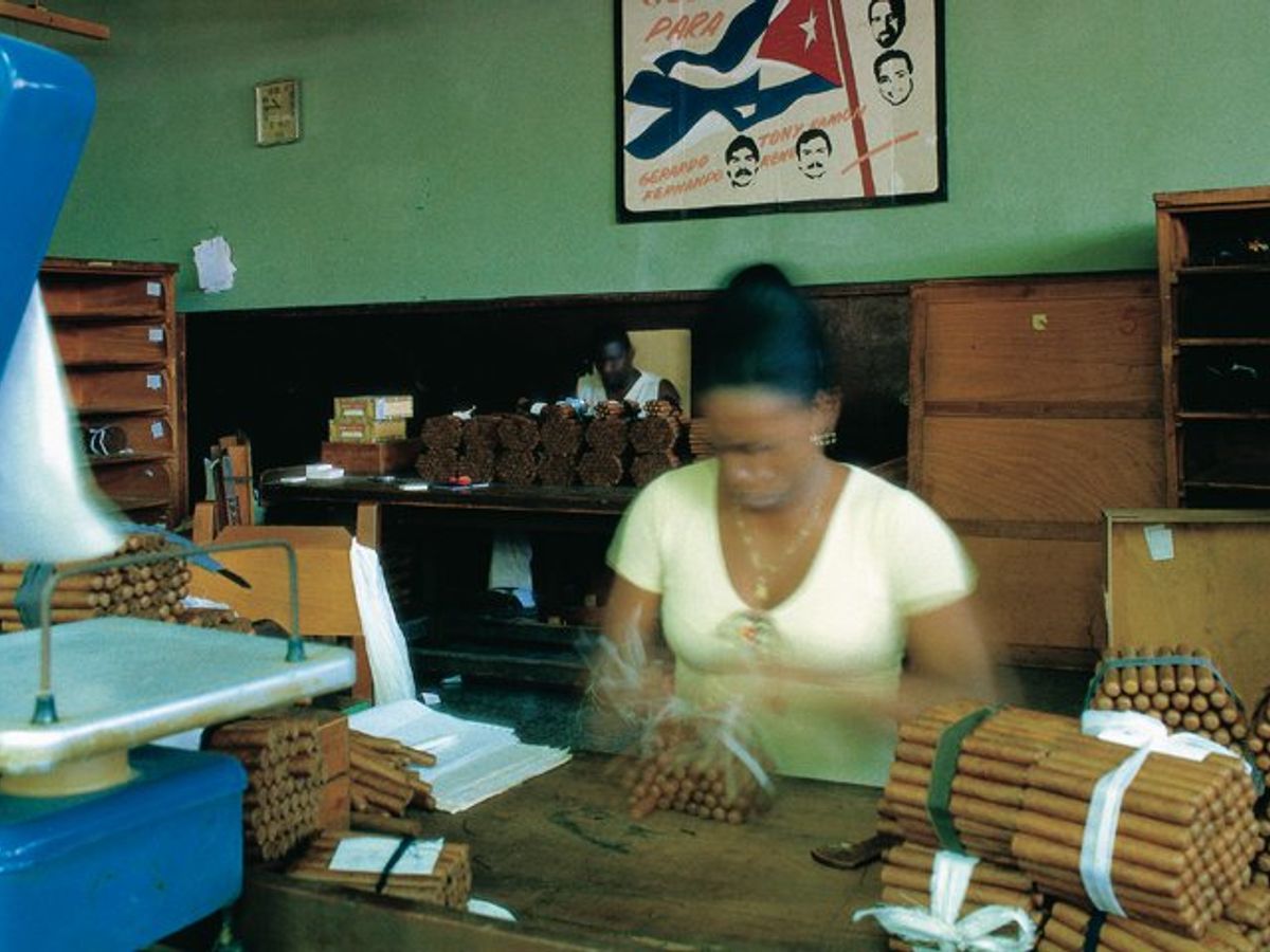 “VISIT TO A CIGAR FACTORY IN HAVANA” Tour. Departure from HAVANA